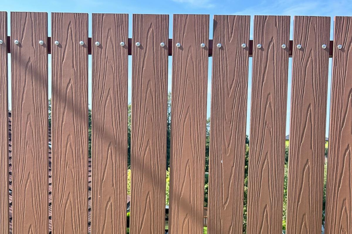 WPC plotovky a oplocení z dřevoplastu | Výběr barev a rozměrů – ADH-PLOTY