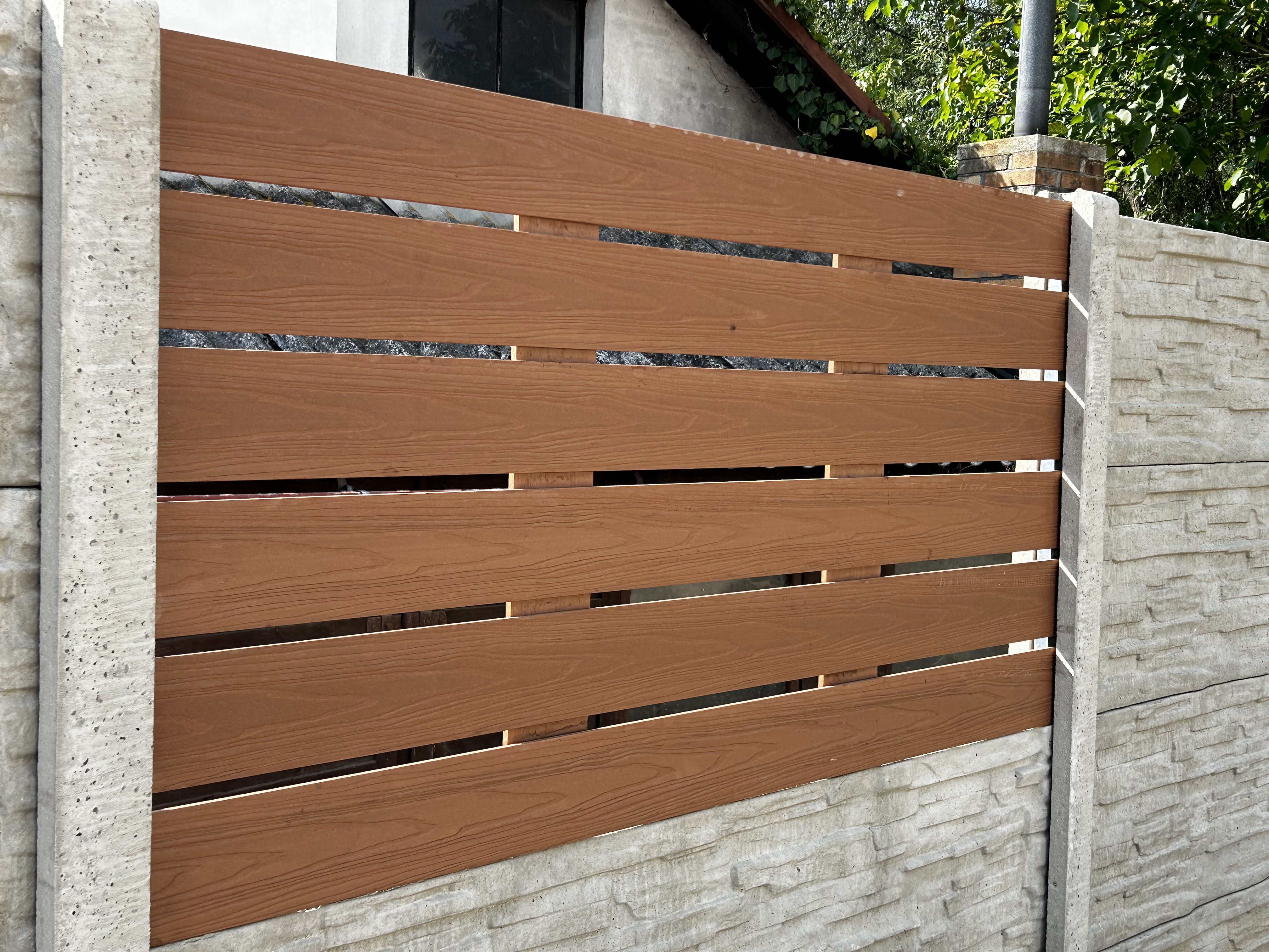 WPC plotovky svislé široké | 150×12 mm na míru – ADH-PLOTY